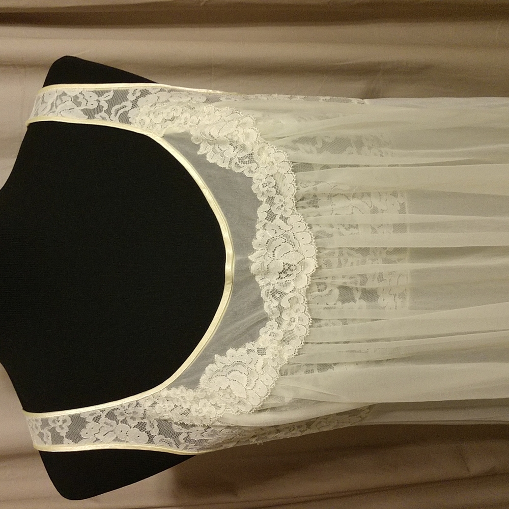 Beautiful Vintage 1960s 2-Pc Negligee Set - Gem